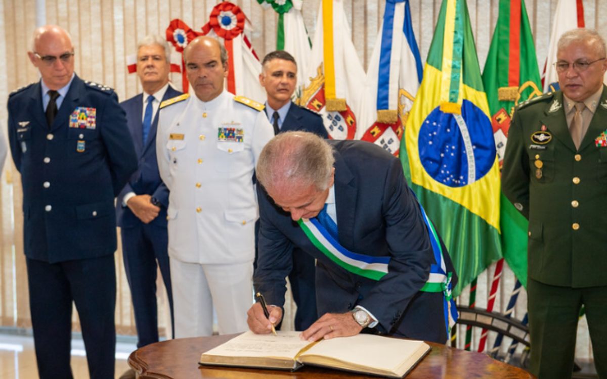 Ministro da Defesa concede medalha da Ordem do Mérito Militar a ...