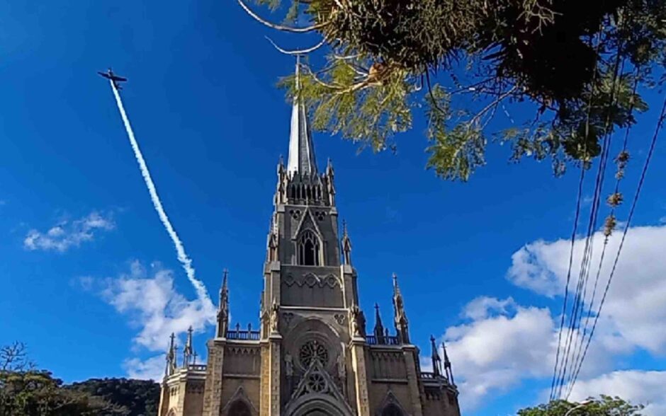 Força aérea atrai multidão e emociona Petrópolis em homenagem ao ...