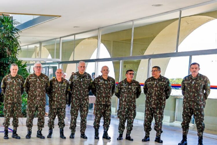 Os 16 Generais mais importantes do Exército Brasileiro e seus salários ...