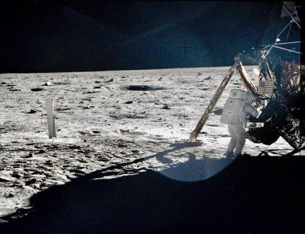 Se Neil Armstrong foi o primeiro homem a pisar na Lua, quem tirou sua ...