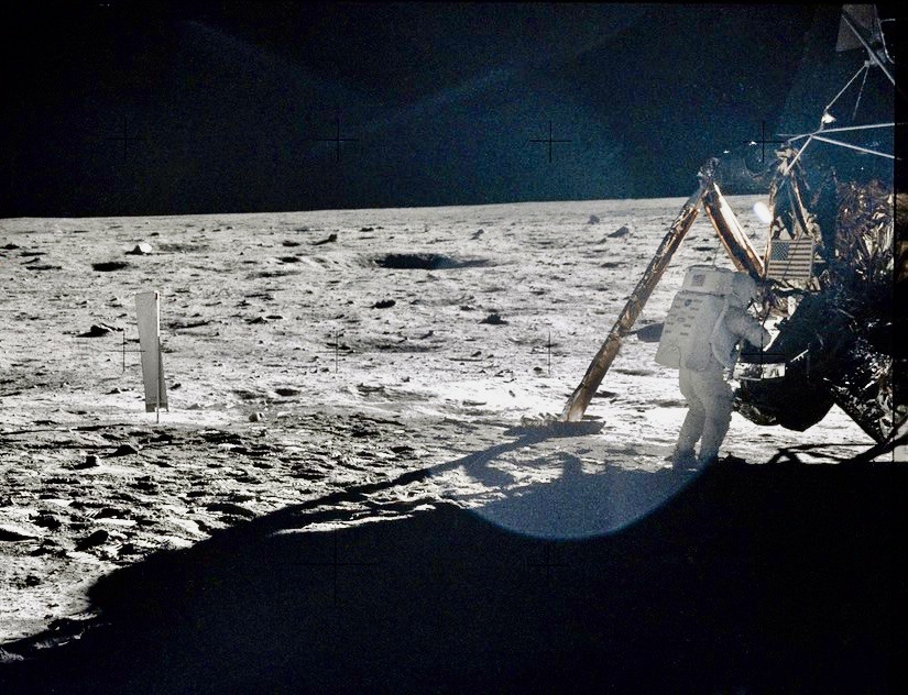 Se Neil Armstrong foi o primeiro homem a pisar na Lua, quem tirou sua ...