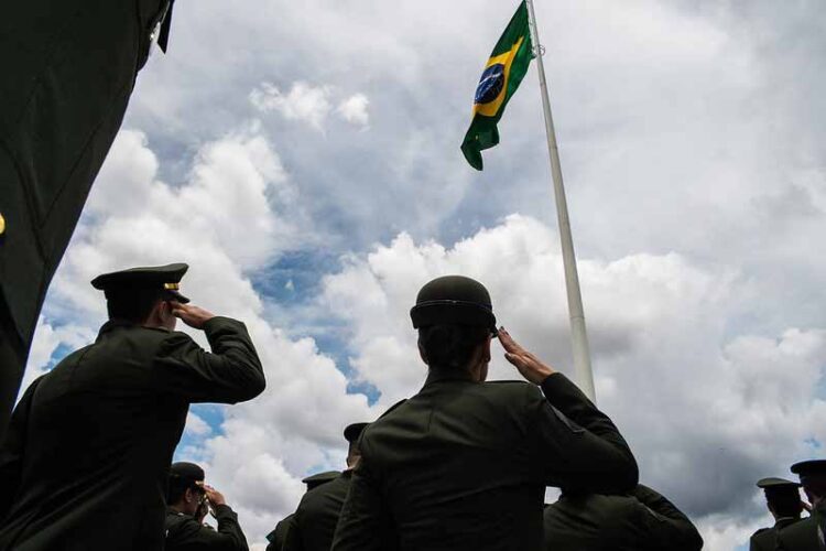 Da brutalidade medieval aos dias atuais: A origem da continência ...