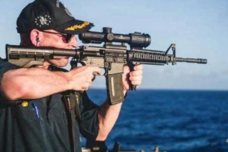 Comandante da Marinha dos EUA é rebaixado após usar arma ao contrário ...