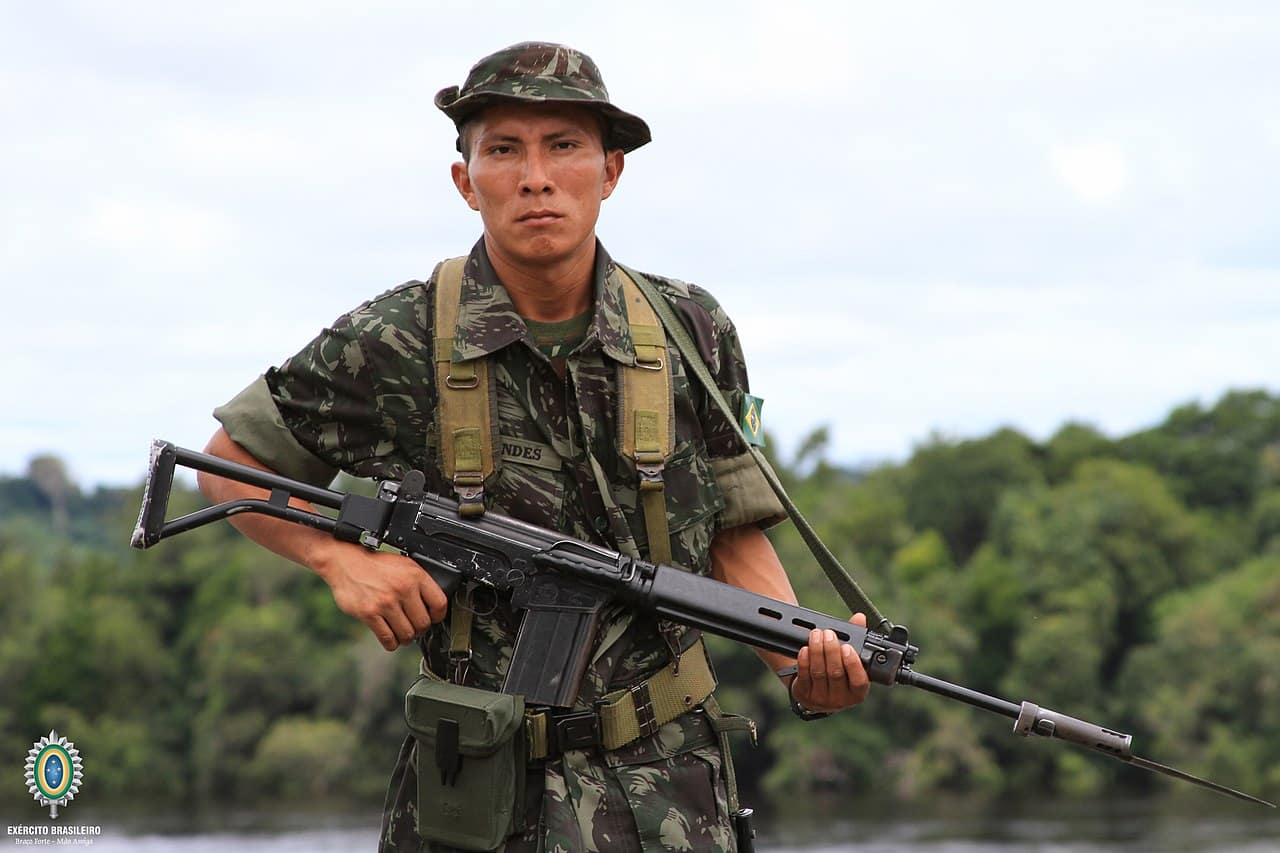 FN FAL vs. Rifles modernos: ainda vale a pena carregar esse peso? O ...