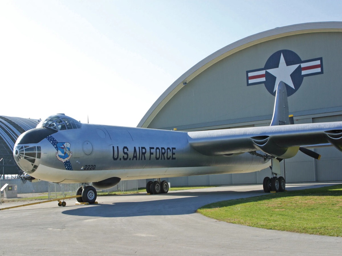 O maior bombardeiro da história dos EUA, que reinou na Guerra Fria com ...