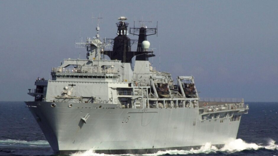 Marinha do Brasil compra navio de guerra britânico HMS Bulwark e ...