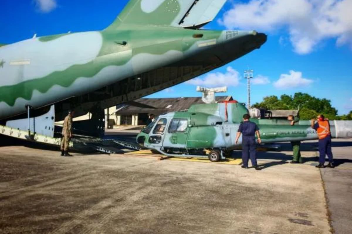 KC 390 da Força Aérea Brasileira transporta dois helicópteros H 50 pela ...