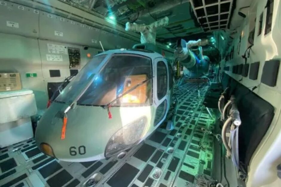 KC 390 da Força Aérea Brasileira transporta dois helicópteros H 50 pela ...