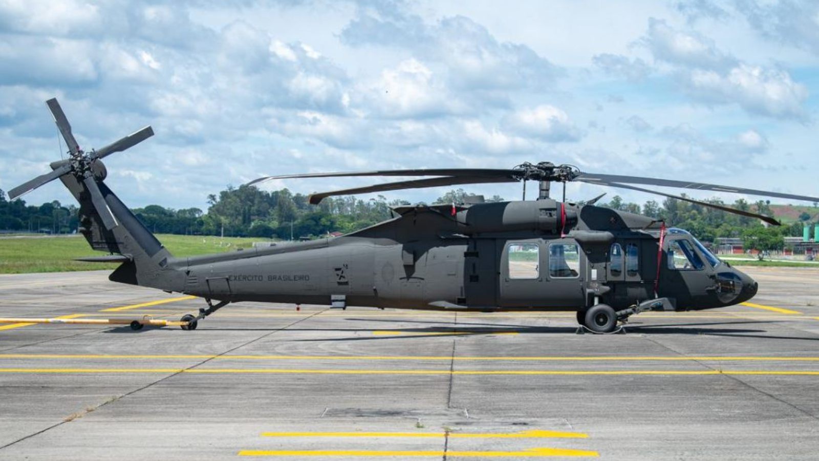 Exército brasileiro recebe oficialmente 1º Black Hawk UH-60M dos EUA ...